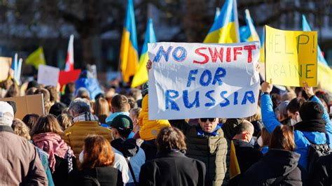 Westliche Staaten Schließen Russische Banken Aus Swift Aus