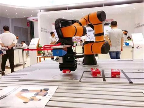 AUBO Collaborative Robot With Robotic Arm For Farm Delivery And Orchard Picking Flowers And