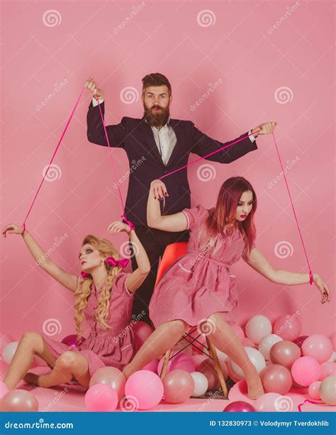 Feste E Bambole Dominanza E Dipendenza Idea Creativa Triangolo Amoroso