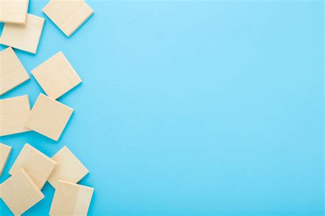 나무 퍼즐 사각형 조각 통하고 있는 하늘색 테이블 배경 벽 풍경 파스텔 색상 근접 촬영 어린이 발달 테이블 게임 텍스트를 위한 빈 공간입니다 하향식 보기 개발에 대한 스톡