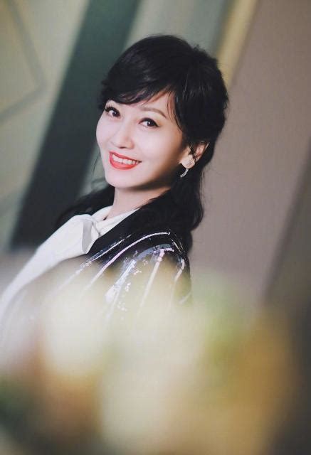 64歲趙雅芝曬美照，紅唇配馬尾既優雅又減齡，不愧是「凍齡女神」 每日頭條