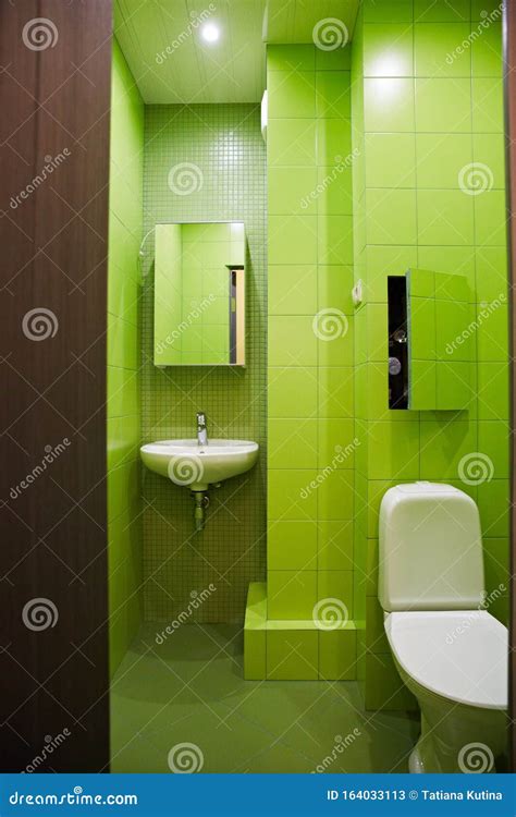 Lege Toiletruimte Met Groene Tegels Op De Vloer En Muren Stock Afbeelding Image Of Groen
