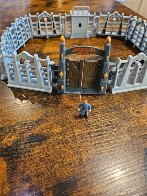 Jurassic World Dominion Minis Playset Compound Fence Gate And Figure £4