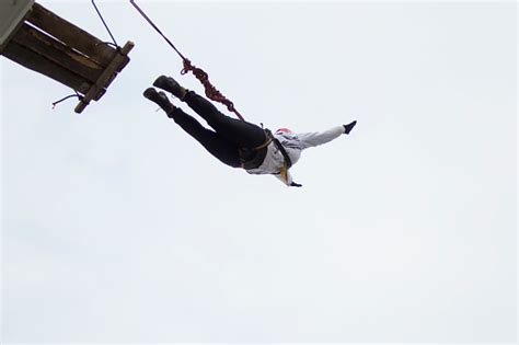 여자는 큰 높이에서 점프 하 고 하늘에 밧줄에 파리 극단적 인 열정 깊은에 대한 스톡 사진 및 기타 이미지 깊은 날기 도전 Istock