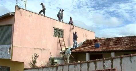 G1 Após chuva de granizo 43 moradores caem de telhados ao fazer