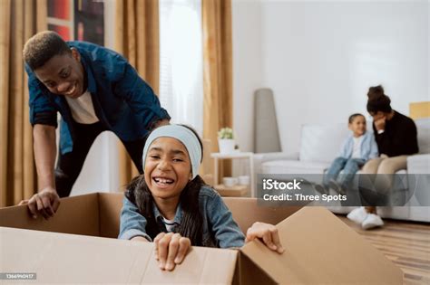 행복한 재미 아프리카 계 미국인 가족 새 아파트로 이동 작은 유치원 딸 상자에 앉아 아버지는 그녀를 압연 부동산 구매 개념 2명에 대한 스톡 사진 및 기타 이미지 Istock