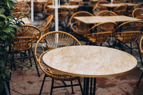 야외 길거리 카페 테이블이 준비되어 있습니다 돌 테이블과 등나무 의자가 있는 빈 카페 테라스 아침 시간 음식 개념 0명에 대한 스톡 사진 및 기타 이미지 Istock