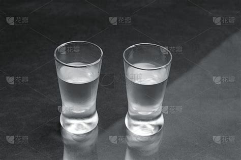 黑色大理石桌子上放着两杯伏特加
