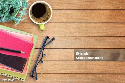 사무실 장비와 노트북 커피 한 잔과 나무 배경에 검은 연필이있는 플랫 레이 우드 오피스 데스크 개념에 대한 스톡 사진 및 기타 이미지 Istock