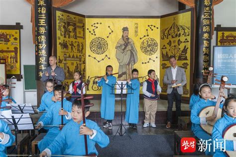 英国校长和江苏学生踢足球！扬州两所学校迎外国校长团参访树人学校中国小学