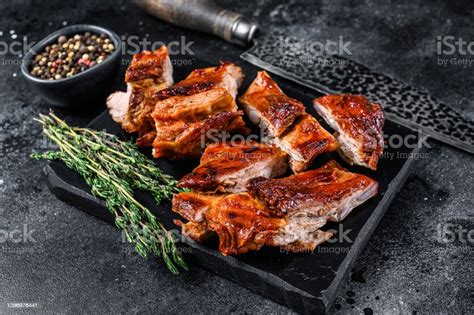 정육점 칼로 얇게 썬 송아지 짧은 예비 갈비 고기 검은 색 배경 위쪽 보기 갈비 음식에 대한 스톡 사진 및 기타 이미지 갈비