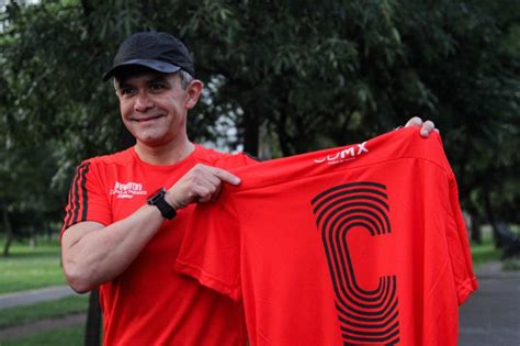 Presentan medalla y playera del Maratón de la CDMX