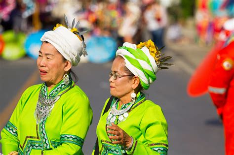 치앙마이 의 거리에서 캡처 이야기 전통적인 옷을 입은 성숙한 태국 여성 2명에 대한 스톡 사진 및 기타 이미지 2명 60
