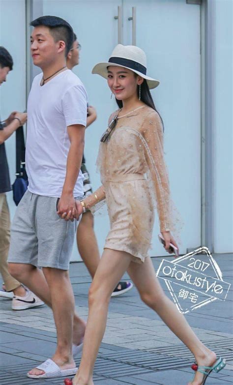 街拍情侣，帅哥左手一个美女右手一个小姐姐
