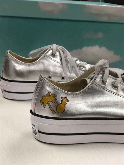 DIY personnaliser ses chaussures métallisées Magazine ELLE Québec
