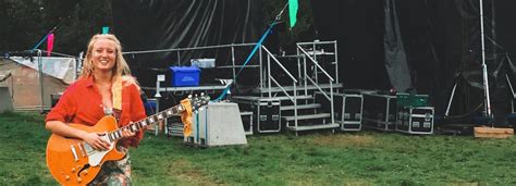 Hire Daisy Mae Singer In Plymouth