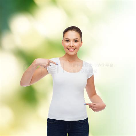 白色高清图片 手势，广告，生态学和人们观念 空白的白色t恤的微笑的少妇指向在她自己的手指在绿色背景 人像图片免费下载格式5223像素
