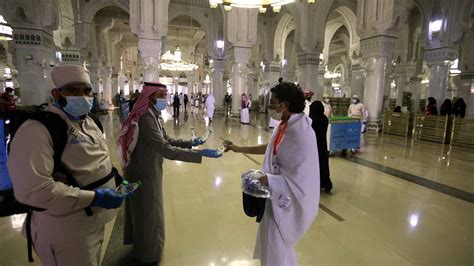 أفواج الحجاج تتوافد إلى المسجد الحرام