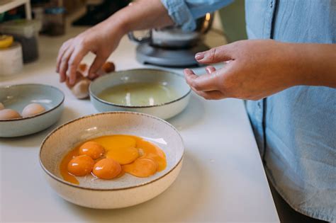 인식 할 수없는 과체중 여성 베이커 는 노른자에서 계란 흰자를 분리 과자 반죽을 만들기 달걀에 대한 스톡 사진 및 기타 이미지