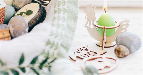 세련된 부활절 달걀 부활절 빵 케이크 햄 사탕무 소시지 버터 부활절 촛불과 장식이 있는 흰색 나무 배경에 고리 버들
