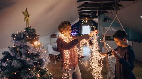 어머니와 아들 엃 혀 있었습니다 문자열 조명 크리스마스를 위한 준비 생활 방식에 대한 스톡 사진 및 기타 이미지 생활 방식 스트링 라이트 실내 장식 Istock