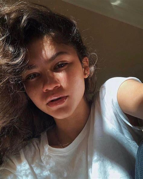 Zendaya Scrolller