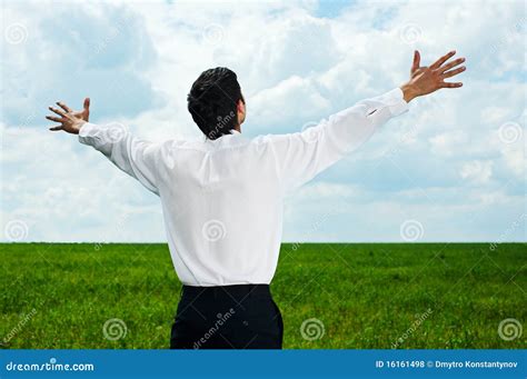 Homme Daffaires Regardant Le Ciel Photos Libres De Droits Image