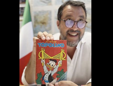 Salvini mostra un Topolino del 1982 in copertina c è il Ponte sullo