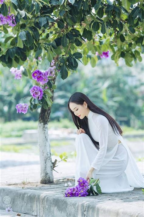 Hình ảnh Các Thiếu Nữ Việt Say Sưa Tạo Dáng Bên Hoa 4 Mùa