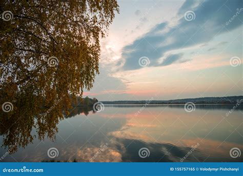 Jezioro Przy Zmierzchem Wieczr Krajobraz Z Odbiciem Niebo W Wodzie