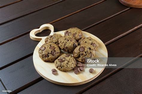 하트가있는 둥근 나무 판에 다양한 쿠키 초콜릿 캘릿 옆에 있습니다 0명에 대한 스톡 사진 및 기타 이미지 0명 갈색 달콤한 음식 Istock
