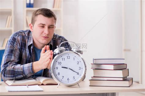 考试准备时间迟到高清图片下载 正版图片505251360 摄图网