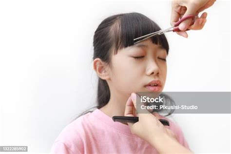 자른 손 의 아시아 어머니 절단 머리 의 그녀의 어린 딸 에 집 10 11세에 대한 스톡 사진 및 기타 이미지 10 11세