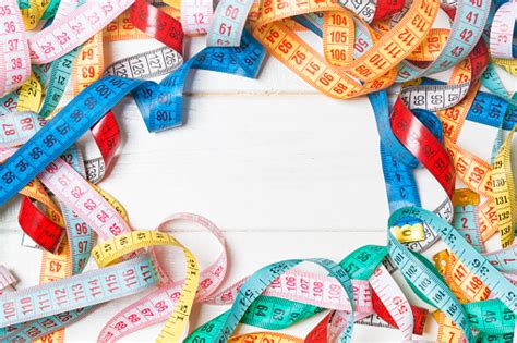 나무 배경에 프레임의 형태로 다채로운 측정 테이프의 힙 카피 스페이스가 있는 슬림한 허리 컨셉의 탑 뷰 가냘픈에 대한 스톡 사진 및 기타 이미지 Istock