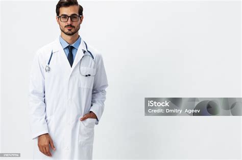 흰 코트와 안경을 쓴 치아 의사와 청진기로 미소 짓는 남자 흰색 고립 된 배경 복사 공간 텍스트 건강 공간 카메라 25 29세에 대한 스톡 사진 및 기타 이미지 Istock