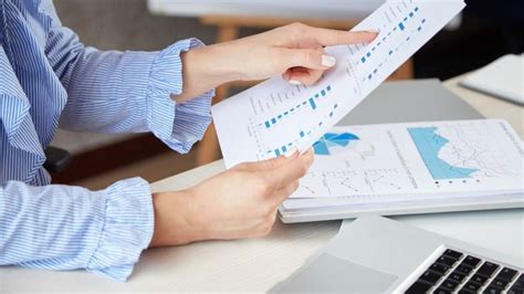 대형주와 중소형주의 차이점과 투자 전략 대형주와 소형주 주식의 이해 Sheet Of Paper Graphic Design