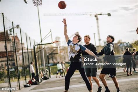 거리에서 스트리트 볼을 연주하는 사람들 농구와 스포츠 사진 도시 생활 개념 게임을 위해 공을 사용하는 사람 거리에 대한 스톡 사진 및 기타 이미지 Istock