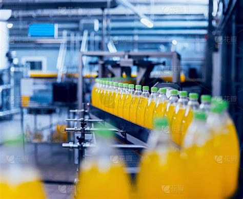 饮料工厂内部输送瓶果汁或水设备