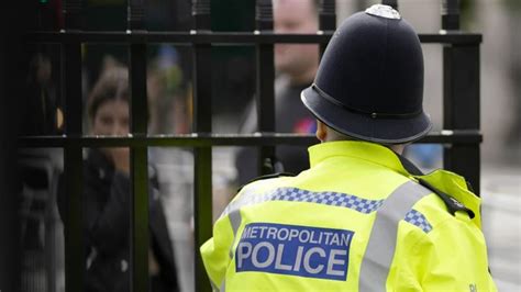 英警射死黑人被控谋杀 伦敦警察拒带枪巡逻 ＊ 阿波罗新闻网