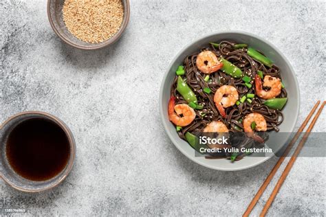 그릇에 새우와 야채와 메밀 소바 국수를 볶습니다 회색 콘크리트 그런지 배경 아시아 전통 음식 맨 위 보기입니다 Washoku에