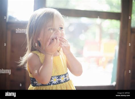 Fille Avec Une Main Sur La Bouche Banque De Photographies Et Dimages à