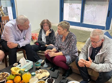 השר בני גנץ הגיע לביקור ניחומים בבית משפחתו של יותם חיים זל