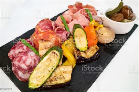 맛있고 맛 있는 이탈리아 Charcuterie 곁들여진 조제의 구색 프로스 퀴 토 디 파 르 마 또는 파 르 마 햄 살라미