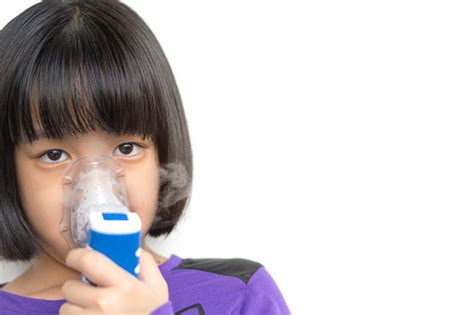 천식 또는 호흡기 치료를 위해 흡입기를 사용하는 아시아 어린이 건강 치료 및 관리 깨끗하고 중립적인 배경 호흡 조건 감기와 독감에 대한 스톡 사진 및 기타 이미지 Istock