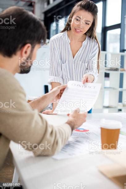 젊은 사업가 사업 계약을 논의 하는 소규모 비즈니스 사무실 계약서에 대한 스톡 사진 및 기타 이미지 계약서 기업 문화 기업 비즈니스 Istock