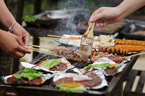 야외에서 바비큐를 요리하는 사람들 그릴 요리와 여름 파티 Barbecue Social Gathering에 대한 스톡 사진 및 기타 이미지 Barbecue