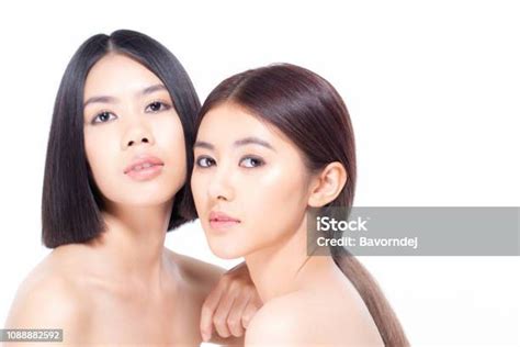 兩個美麗的亞洲女人肖像美麗的女人看相機韓國女人摸著她的臉具有青年和皮膚護理概念的人隔離在白色背景 照片檔及更多 亞洲和印度人 照片 Istock