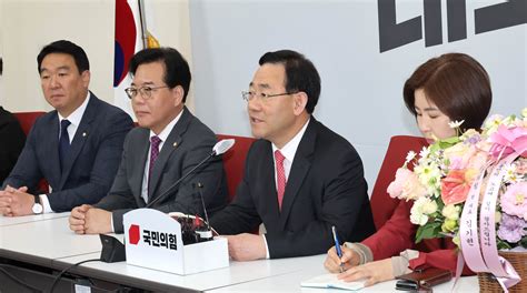 떠나는 주호영 새 원내지도부 편 가르지 말라화합·소통 최우선