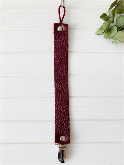 Li Puna Bordo Deri Emzik Askısı Korumalı Metal Klipsli