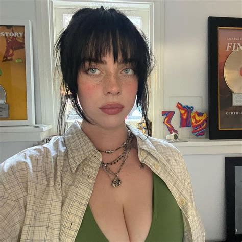 Billie Eilish 穿超大波霸健身服上街，引起網友視錯覺：「差點以為裸體！」 Juksy 街星